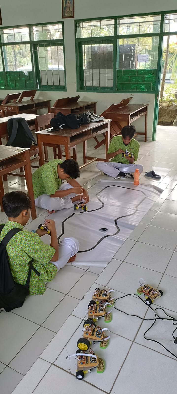 Kegiatan Ekstrakurikuler Robotik MAN 2 Bantul: Latihan Setting Robot ...