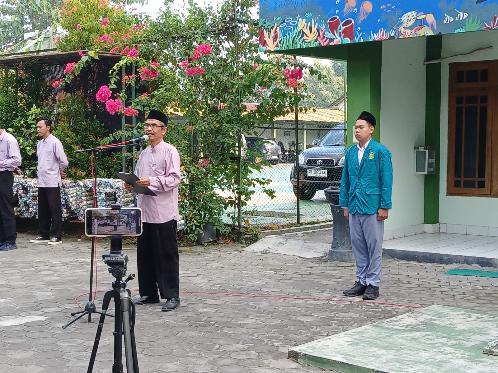 Purwosusilo Bacakan Amanat Mendikdasmen dalam Upacara Hardiknas di MAN ...