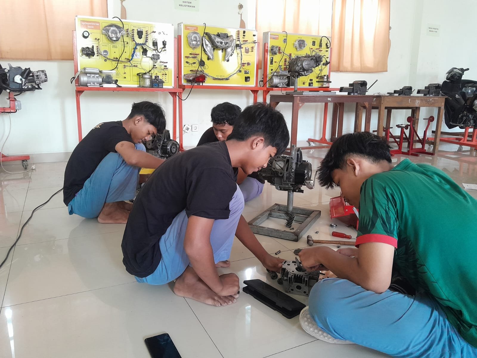 Siswa Kelas X MAN 2 Bantul Belajar Sistem Katup Motor 4 Tak - MAN 2 Bantul