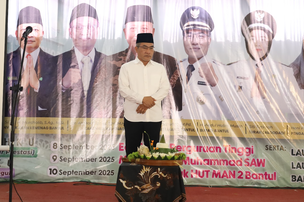 Bupati Bantul Abdul Halim Muslih Potong Tumpeng di Puncak HUT ke-57 MAN ...
