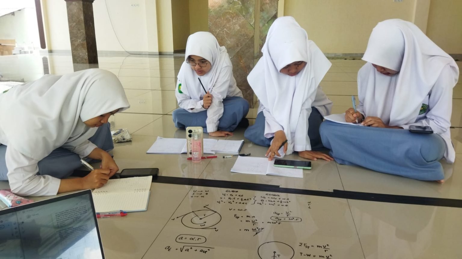 Semangat Belajar, Siswa MAN 2 Bantul Persiapkan TKA Fisika Bersama Guru ...