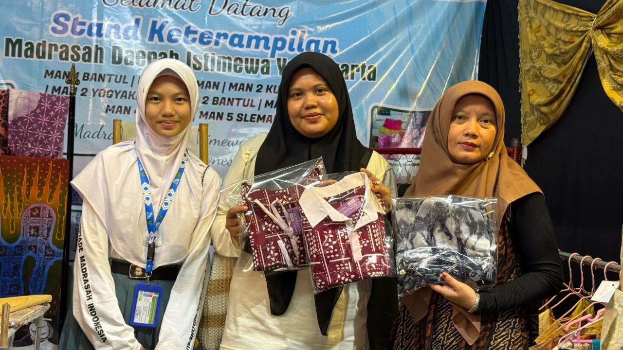 Produk Vest dan Obi Batik Siswa MAN 2 Bantul Laris Manis di Expo ...