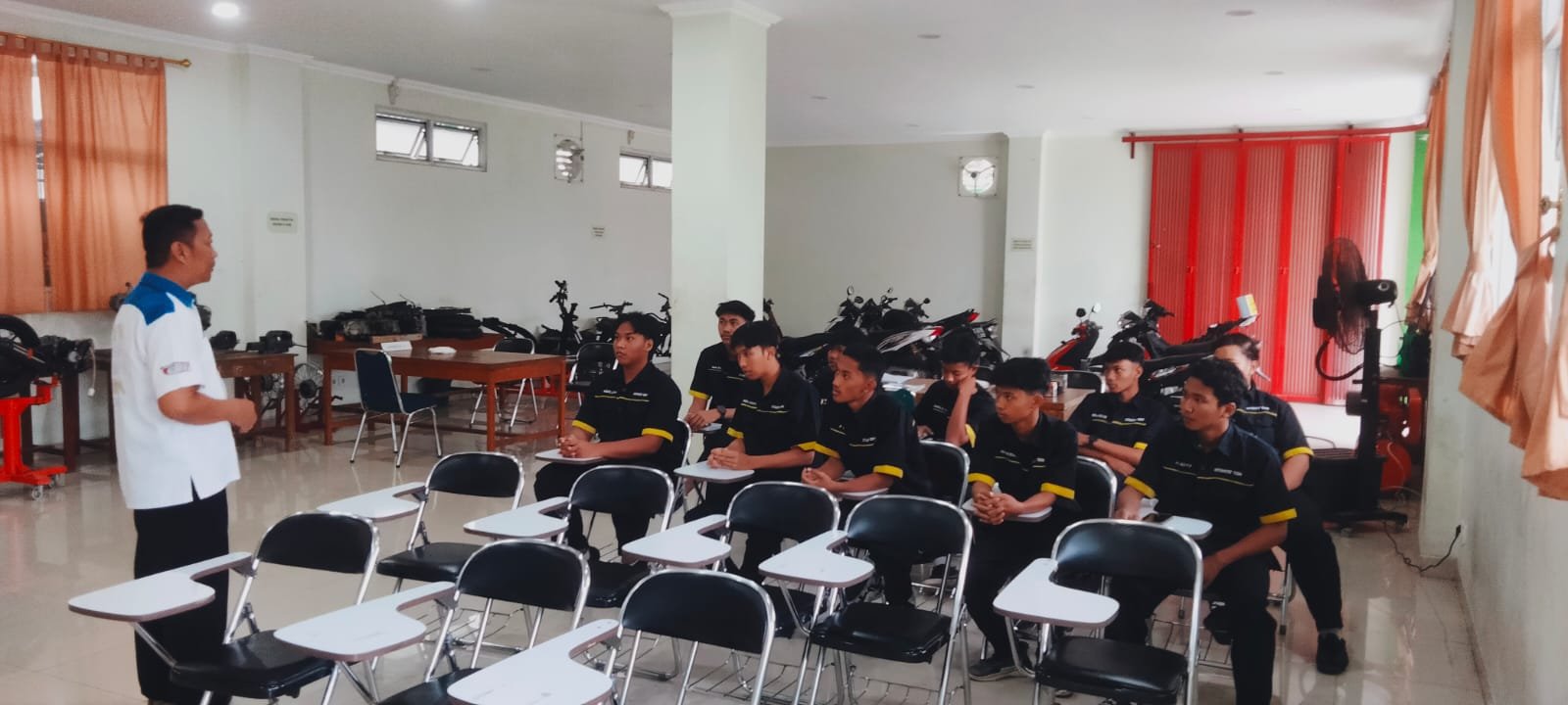 Penguji dari AHASS Mbali Beri Pengarahan Sebelum UKK Otomotif MAN 2 ...
